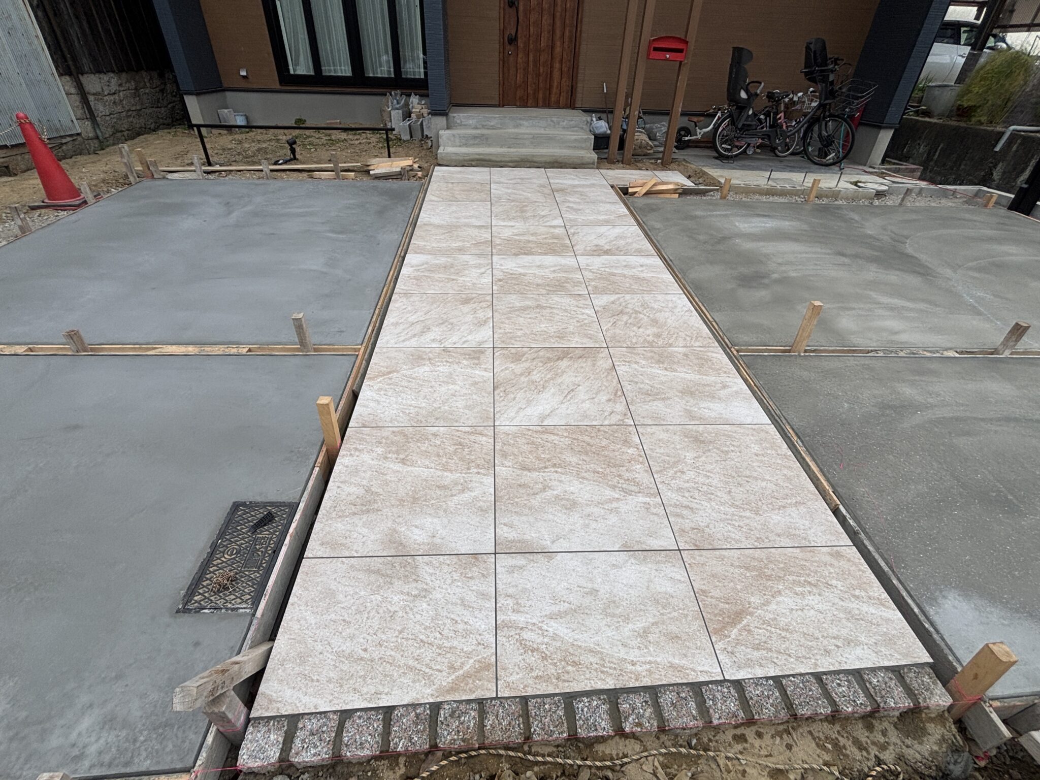 アイコットリョーワ：グラン舗石/ルイーダ E02 タイル施工工事 ‣ 倉敷技建